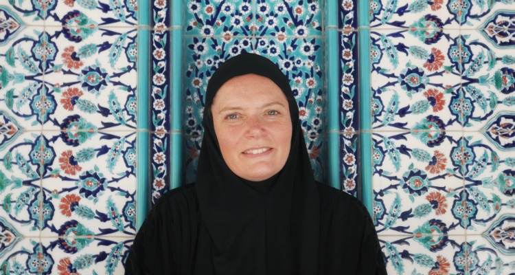 What to Wear in Oman; Oman Dresscode For Women, Men & Children