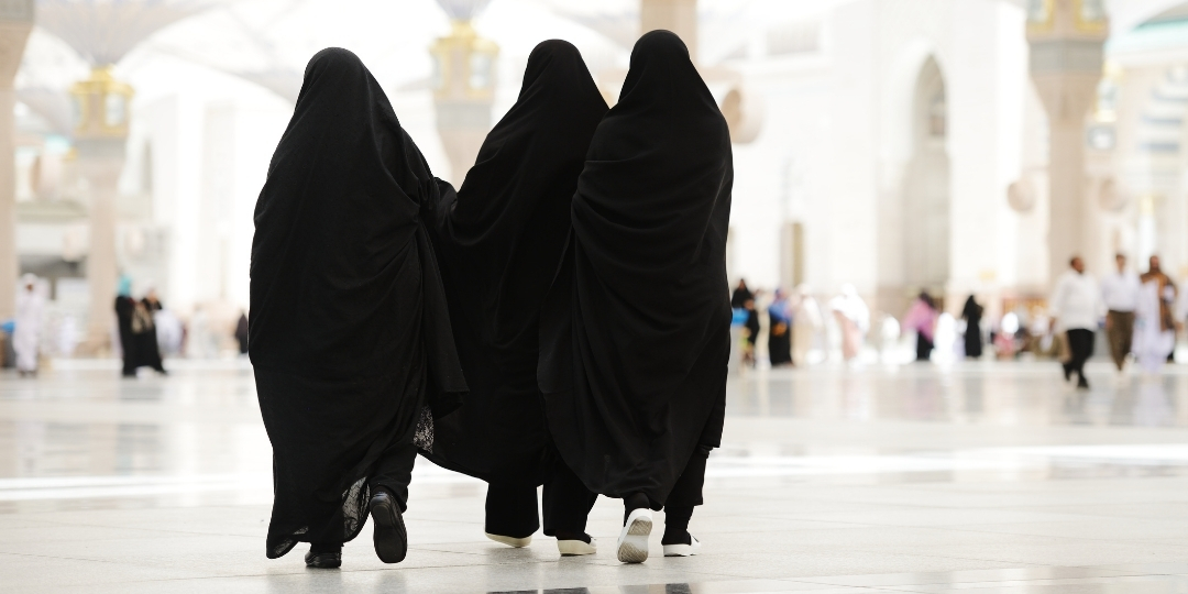 What to Wear in Saudi Arabia; Dress Code Advice For Tourists • Family ...